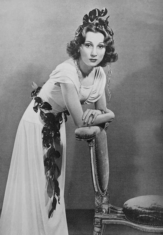 Jany Holt, dans une robe d'Elsa Schiaparelli pour HARPER'S BAZAAR,
