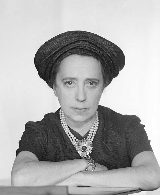 Elsa Schiaparelli portrait de face collier de perles et chapeau noi...