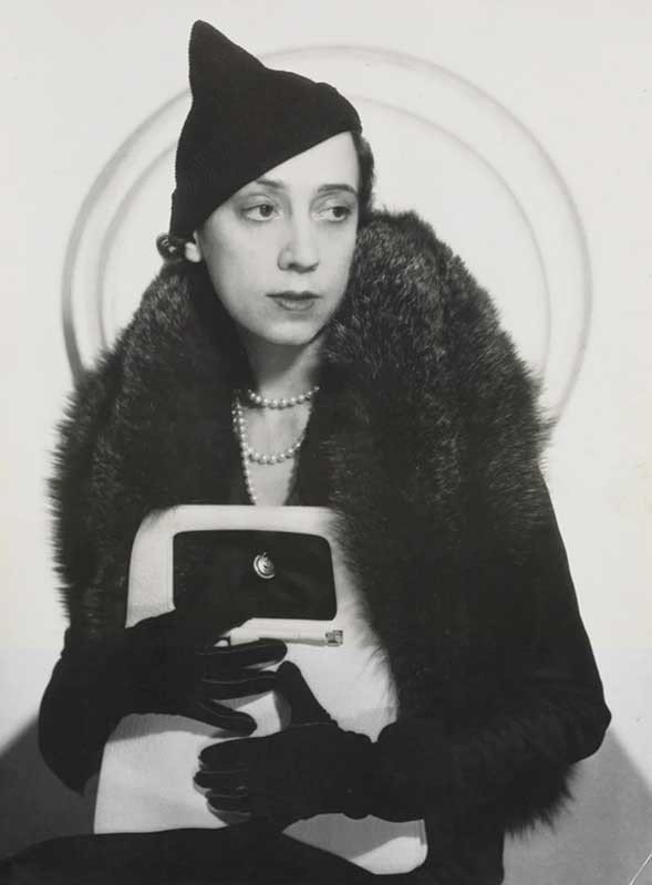 Elsa Schiaparelli portrait, collier de perles, col en fourrure, bon...