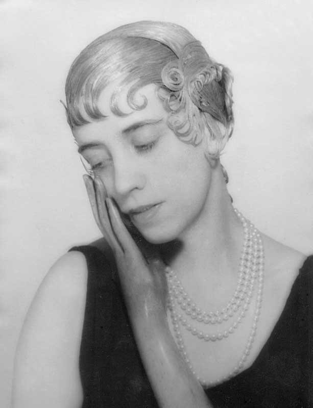 Elsa Schiaparelli portrait, collier de perles, coiffure blonde plaq...