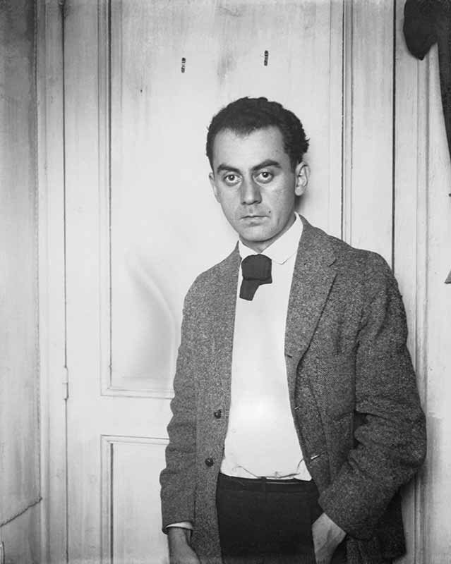 Man Ray jeune homme posant devant porte Man Ray