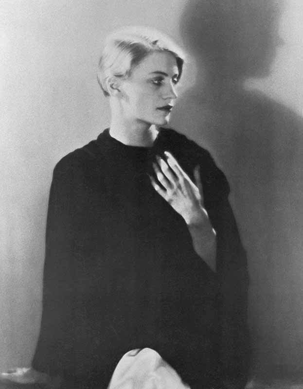 Lee Miller portrait femme en buste de profil en cape noire - ombre ...
